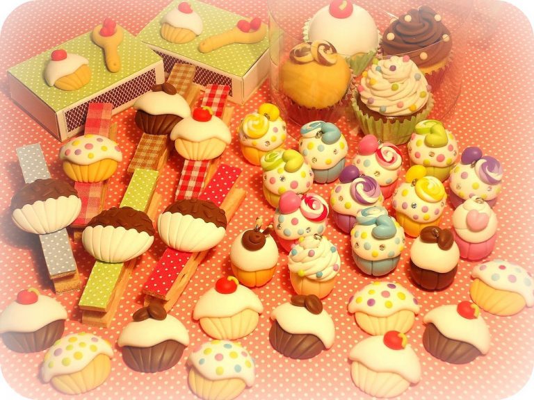 Polymer clay cupcake charms - FIMO DIY