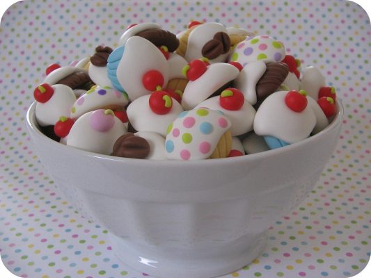 Polymer clay cupcake charms - FIMO DIY