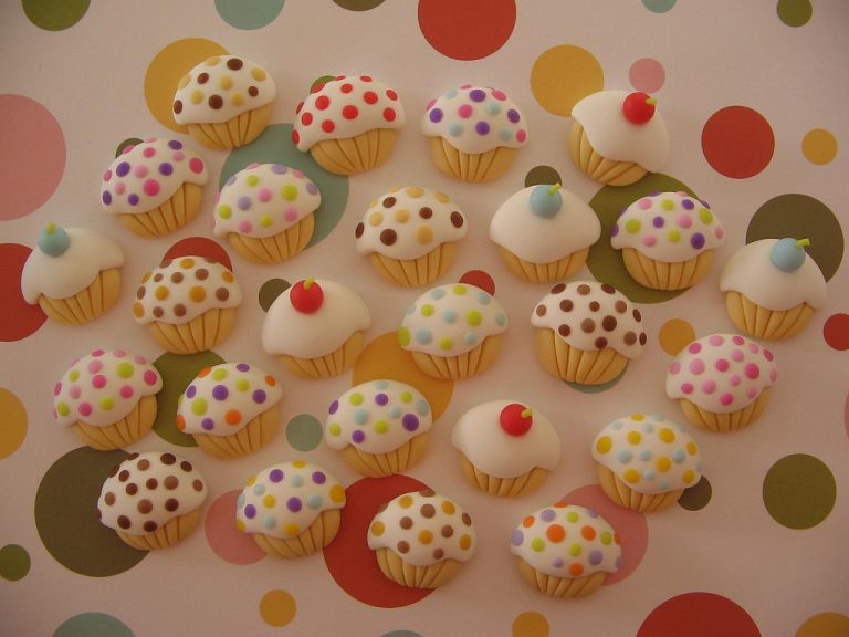 Polymer clay cupcake charms - FIMO DIY